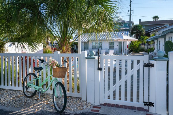 Queen Studio Suite W Kitchen, Steps To The Beach And Johns Pass. Heated Pool. - Treasure Island, FL