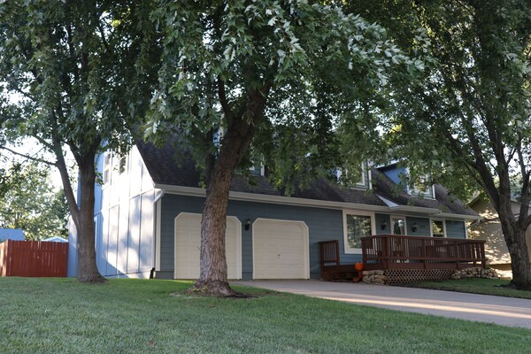 New To The Market April  2025 \N\nperfect For Large Groups! 14 Beds!\n\n\n - Spring Hill, KS