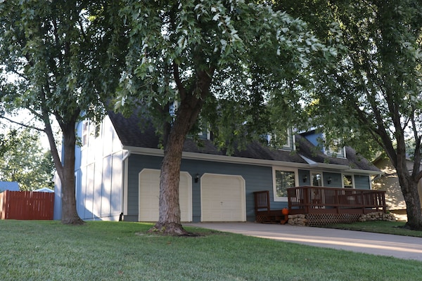 New To The Market April 2025 \N\nperfect For Large Groups! 14 Beds!\n\n\n - Shadow Lake, Olathe