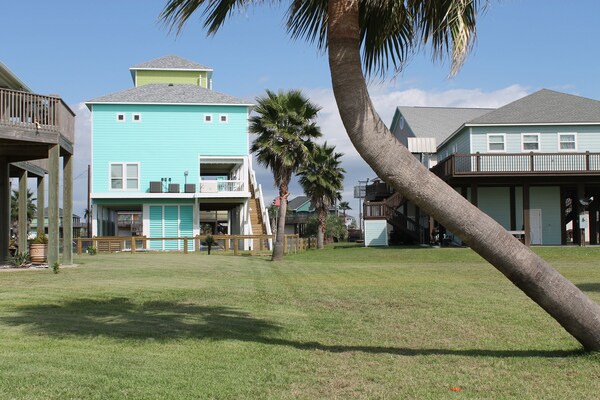 Coconut Sunrise:  Open For Business!  100 Steps To Beach!<br>social Distance Here! - Crystal Beach, TX