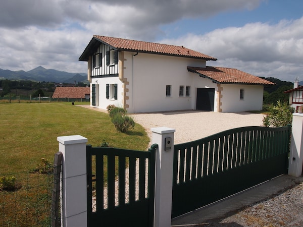 House Between Sea And Mountains On 1500m2 Of Enclosed Land. 4-star Tourism Classification. - Espelette