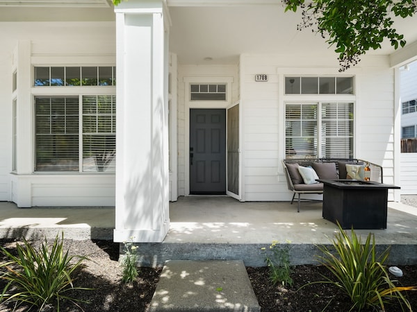 Contemporary Style Meets Country Charm For Ideal Wine Country Living. - Healdsburg, CA