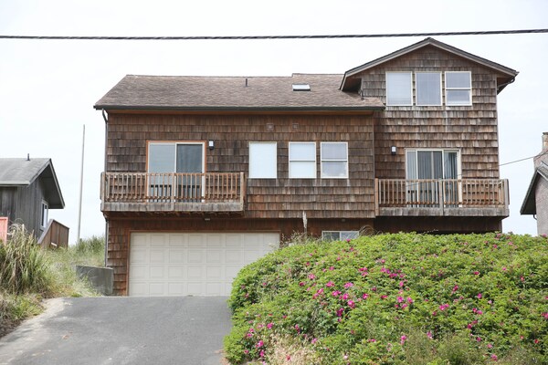 Beach Front Property, 2 King Beds, Pool Table, Completely Remodeled Interior! - Waldport, OR