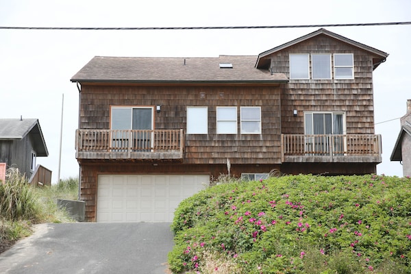 Beach Front Property, 2 King Beds, Pool Table, Completely Remodeled Interior! - Waldport, OR