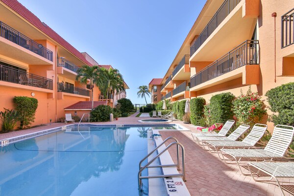 Beach Oasis! Beachfront Condo With Unforgettable Sunsets, Heated Pool, Wifi - Anna Maria, FL