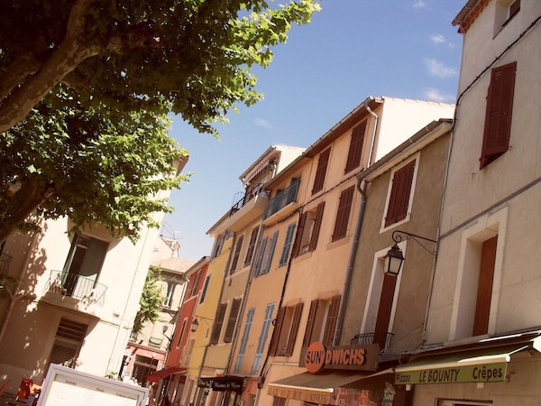 Sleeps 6-10, 80 M2, Historic Town Centre, Sea View, 2 Mins To Harbour And Shops - Marseille