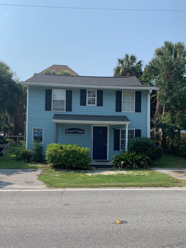 Adorable Folly Beach Cottage! 1 Block To Beach! Super Location!  Free Wifi! - Folly Beach, SC