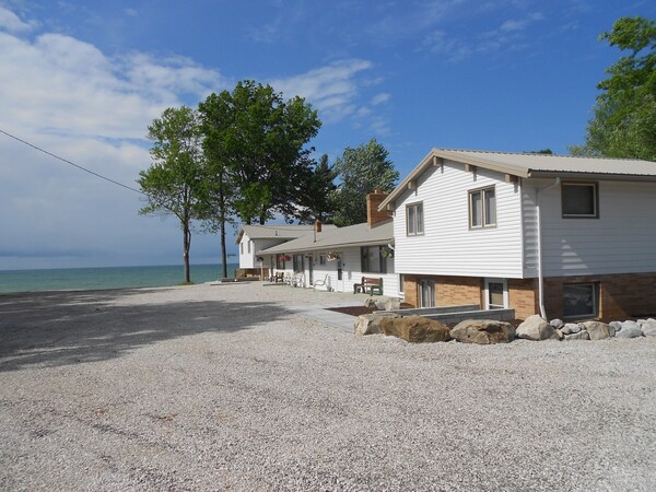 "Shore To Please" Unit 2; Apartment On The Lake - Geneva-on-the-Lake, OH