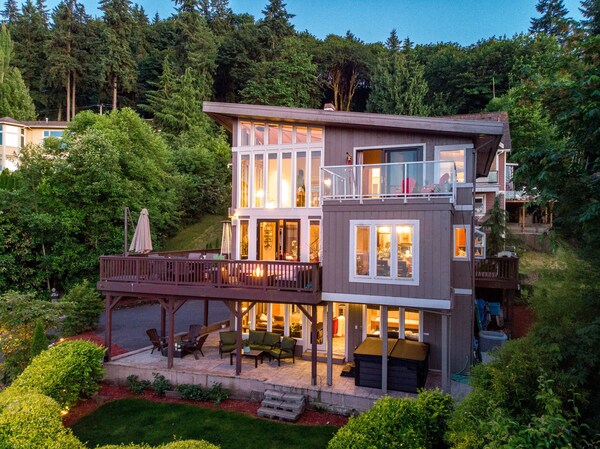 Cougar Mountain Retreat With Hot Tub,  Sauna, And 3 Floors Of Lake Views! - 雷德蒙德