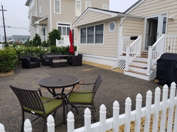 Family Friendly.  Comfy. Cozy. Clean! 300 Steps To The Beach. - Brigantine, NJ