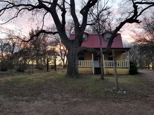 The Olive Cabin At Mendelbaum Winery Guest Cabins - Luckenbach, TX