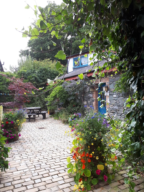 1st Class Cottage Location - Teach Mor At The Priory Killarney Courtyard - Killarney