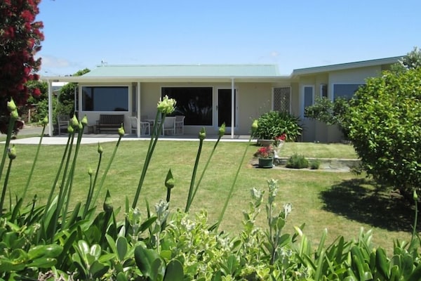 Antonio's - Beach Front Holiday Living - Clive