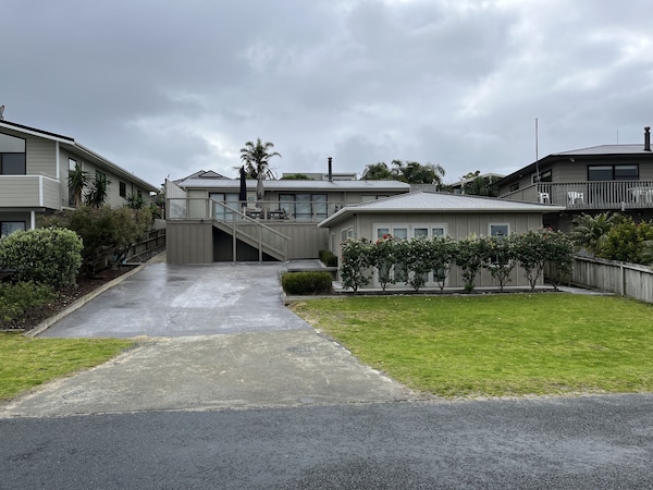 Fantastic Estuary & Golf Course Views, Huge Deck, Great Sunsets, Modern & Cosy - Matakana