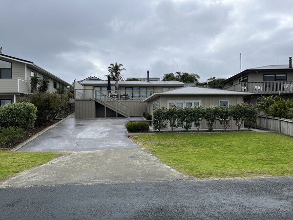 Fantastic Estuary & Golf Course Views, Huge Deck, Great Sunsets, Modern & Cosy - Matakana