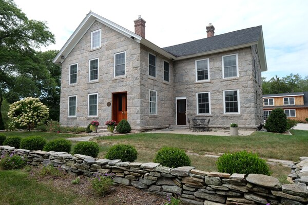 Un Lugar Histórico Para Alojarse Durante Sus Días Históricos. Graciosa Casa De Granito + Taberna - Connecticut