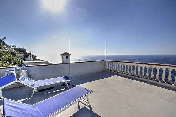Casa Placida: Ein Charakteristisches Freistehendes Haus Auf Einem Abfallenden Land Mit Blick Auf Das Meer. - Praiano