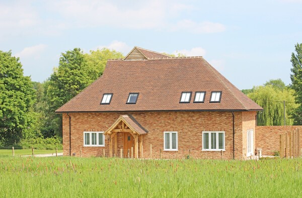 George's Cottage - Set In The Heart Of Woodchurch Village Of The Kentish Weald - Tenterden