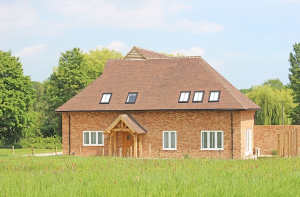 George's Cottage - Set In The Heart Of Woodchurch Village Of The Kentish Weald - Tenterden