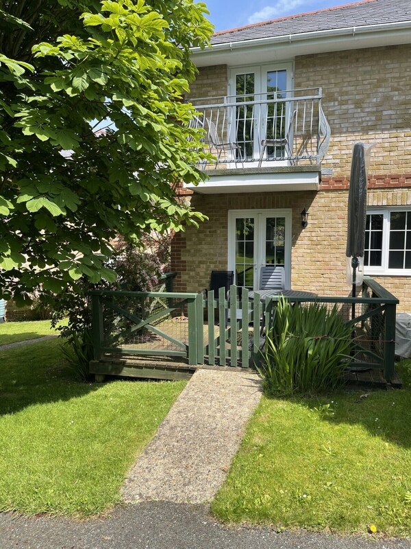 Jasmine Cottage, 3 Bedroom, Child Friendly, 10 Mins Walk To Beach, Large Garden. - Isle of Wight
