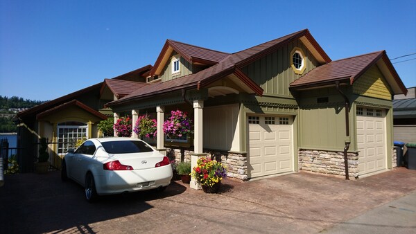 Luxury Waterfront Retreat Right On The Ocean With Pool, Hot Tub And Private Dock - Coquitlam