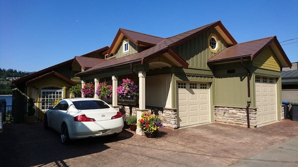 Retraite De Bord De Mer De Luxe Sur L'océan Avec Piscine, Bain à Remous Et Quai Privé - Port Moody
