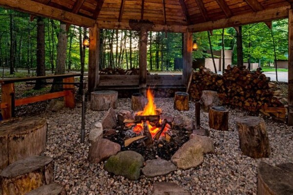 Ten Bdr Lodge With Private Lake & More! - Baldwin, MI