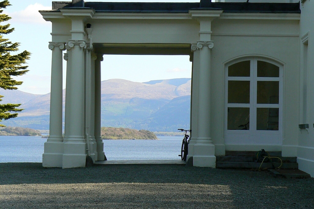 Luxury Historic Lakefront Mansion And Estate In Truly Stunning Setting
