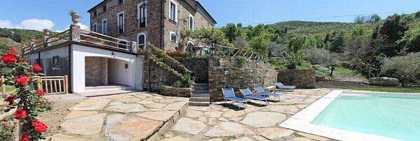 Villa Trotta: Ein Charakteristisches Altes Zweistöckiges Haus Aus Stein. - Acciaroli