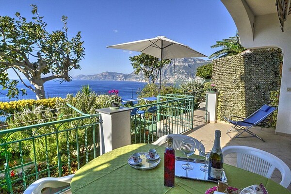 Casa Guglielmina: A Characteristic Apartment That Covers The Entire Ground Floor Of A Villa Built On The Sloping Cliff In Front Of The Sea. - Praiano