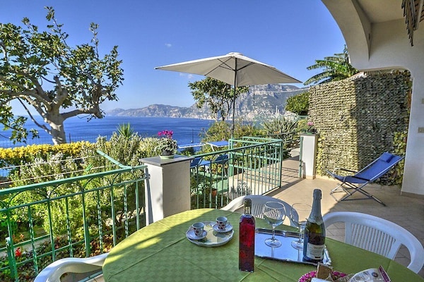 Casa Guglielmina: A Characteristic Apartment That Covers The Entire Ground Floor Of A Villa Built On The Sloping Cliff In Front Of The Sea. - Praiano