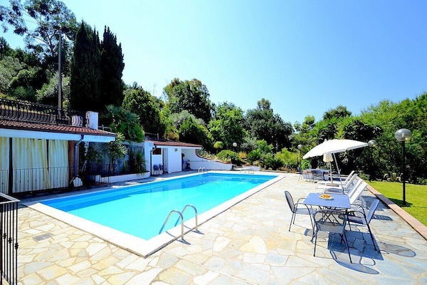 Villa Calipso A: Eine Angenehme Und Geräumige Wohnung, Die Das Gesamte Erdgeschoss Einer Villa Auf Einem Vorgebirge Mit Blick Auf Das Meer Umfasst. - Kampanien