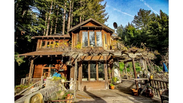 Santa Cruz Mountain Redwoods: Sunny Beautiful Home: Vrp#221367: - Watsonville, CA