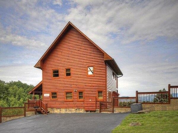 A Touch Of Class: Pet Friendly!| Brand New Hot Tub!| Mountain & City View - Pigeon Forge, TN