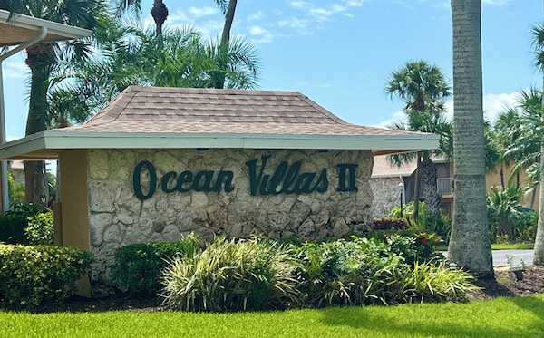 Tasteful And Accomodating One Bedroom/one Bathroom Ocean Village Condo! - Fort Pierce, FL