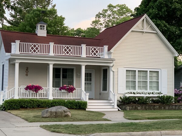 Charming Charlevoix Downtown Cottage - Weekly - Ideal Location With Central Air - Charlevoix, MI