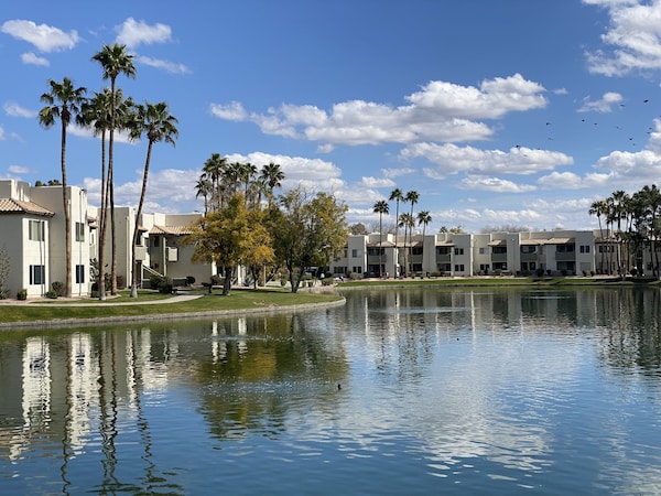 Un Retiro Perfecto En Lakeshore Por Anderson Springs - Chandler, AZ