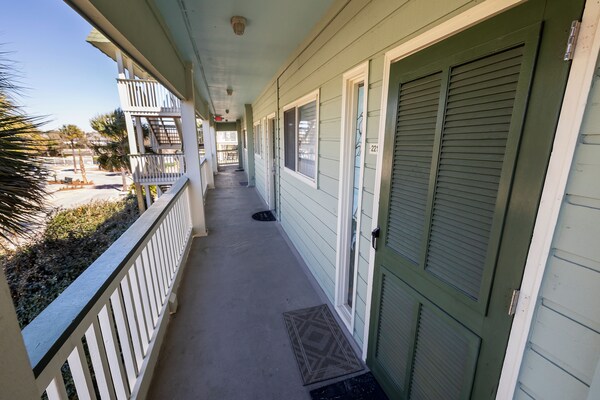 Beachfront, Sleeps 6, Fishing Pier - Charleston, SC