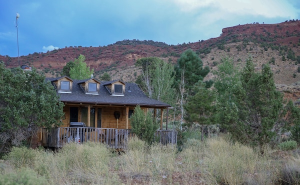 Pine Cabin / Drk Sky / Wi-fi / Dog Ok / Quiet - Capitol Reef National Park