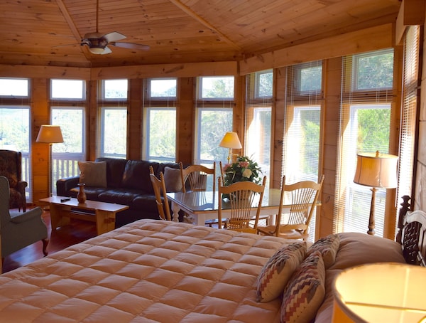 The Octagon Suite At The Country Manor Inn - Townsend, TN