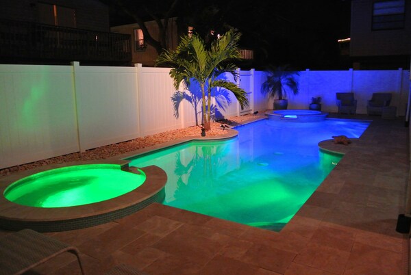 Fl-ami-ngo!  Entire Duplex Just 250 Foot Steps To The Gulf Of Mexico - Anna Maria Island, FL
