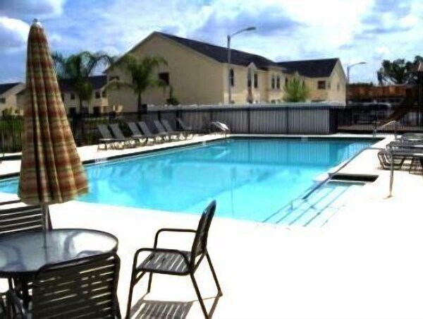 Disney Family Vacation / Lakefront Townhome / New Bedding / 4 Miles To Disney! - Kissimmee, FL