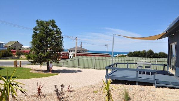 Rosetta Beach Cottage - Pt Elliot - Pet Friendly, Sea Views - Middleton