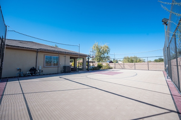 Luxury Vacation Mansion 5 Mins To Strip! Pool, Games, Sports Court. 7 Bedrooms - Las Vegas, NV
