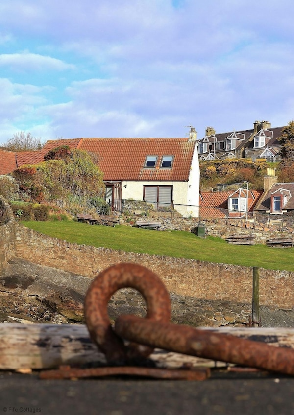 A Stunning 3 Bedroomed House With A Commanding View Over The Harbour Of Lower Largo - Lower Largo