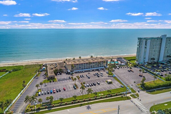 Beach Condo/ High-end Finishes/ Island Beach Resort/ No Cleaning Fee/ Condo 111 - Jensen Beach, FL