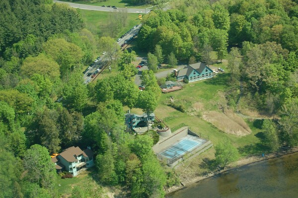 Historic Moon's Lakehouse On Saratoga Lake, Prime Location - Saratoga Springs, NY