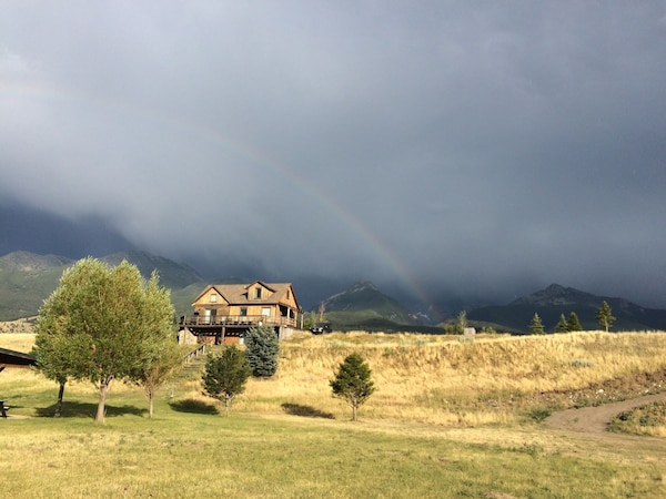 The Yellowstone House And Fisherman's Cabin - Emigrant, MT