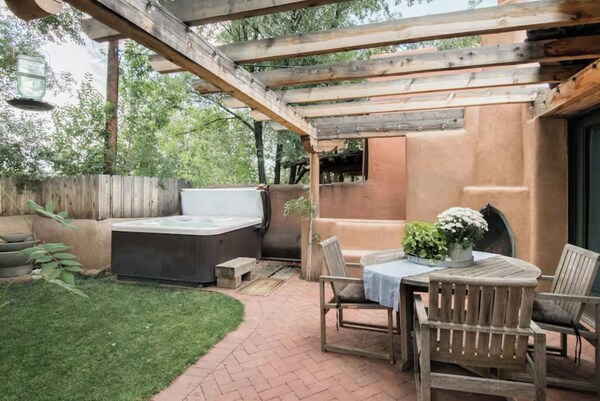 Best Casa: Peaceful Apartment In Historic Hacienda With Private Hot Tub - Taos, NM