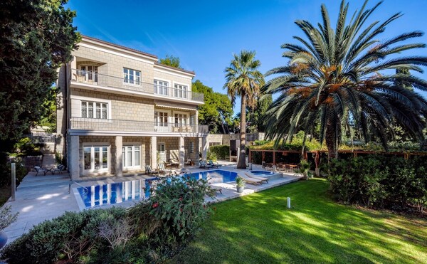 Schöne Seafront Private Villa | Ruhige Gegend Nahe Dem Zentrum | Luxus-dienstleistungen - Split